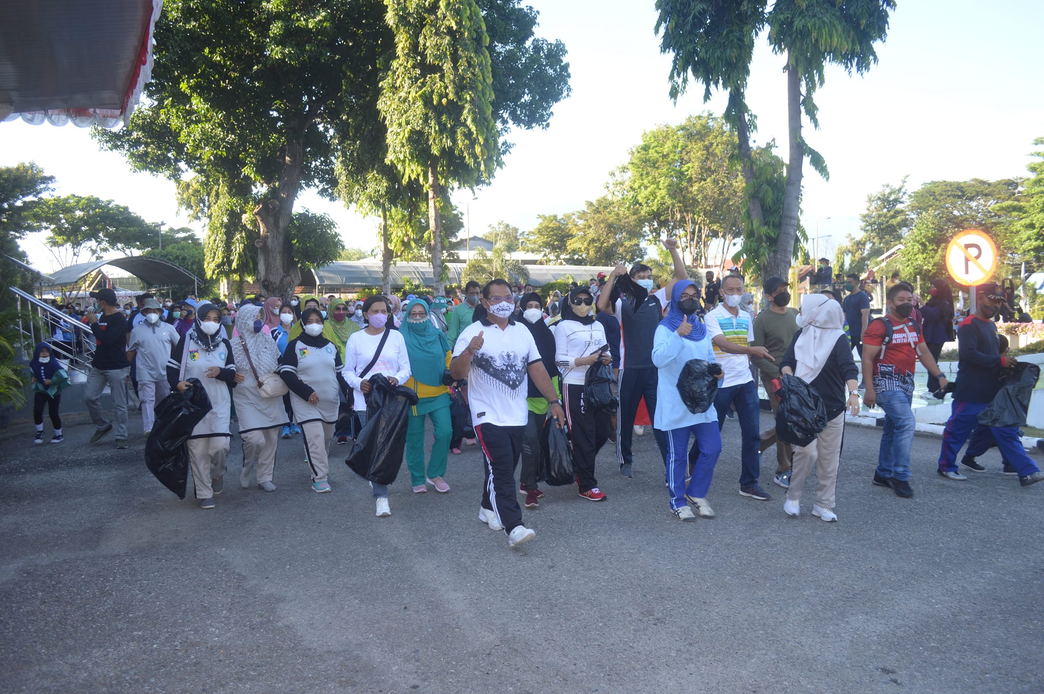 Menyambut HUT Korpri ke 50 Dilaksanakan Dengan Jalan Santai Sambil Pungut Sampah – Pemerintah ...