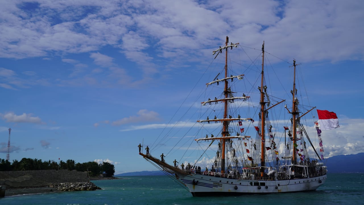 Penyambutan kedatangan KRI Dewaruci dan KRI Surabaya-591. – Pemerintah ...