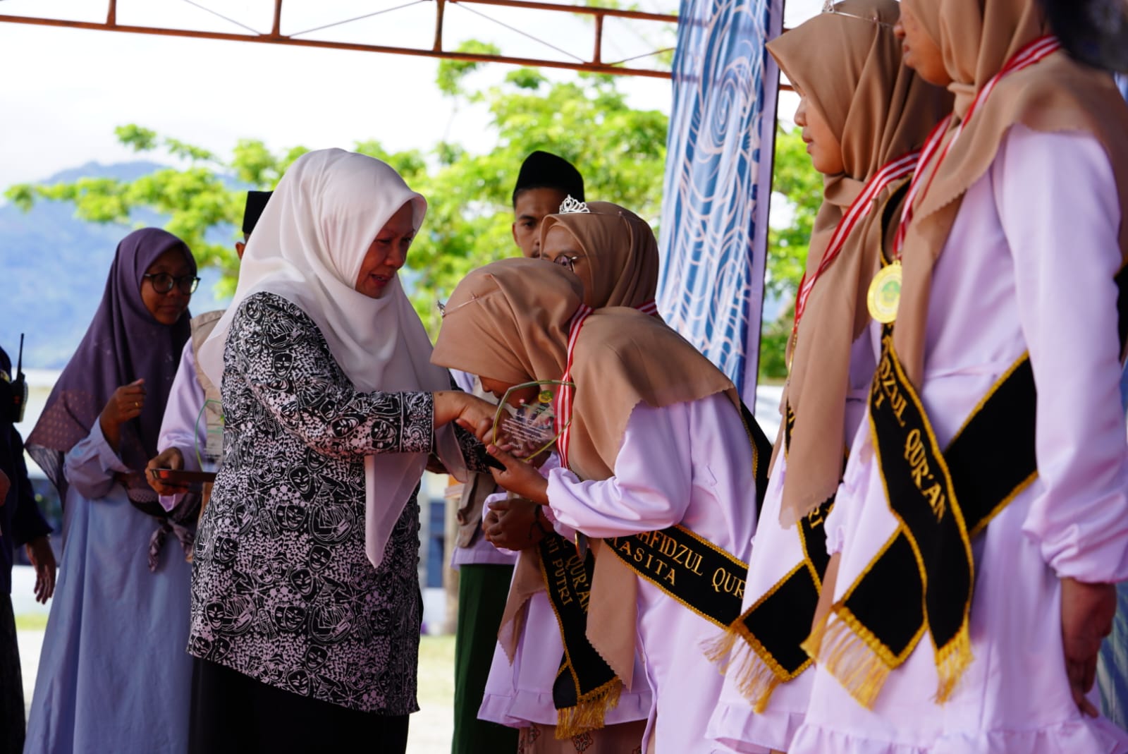 Wawali Palu Mewisuda Sejumlah Santri PPS Manba’ush Sholichin Al-Charomain Program Takhossus ...